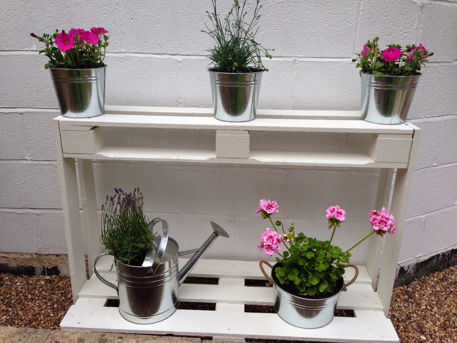 Peonies and Prettiness: Making a pallet plant stand!
